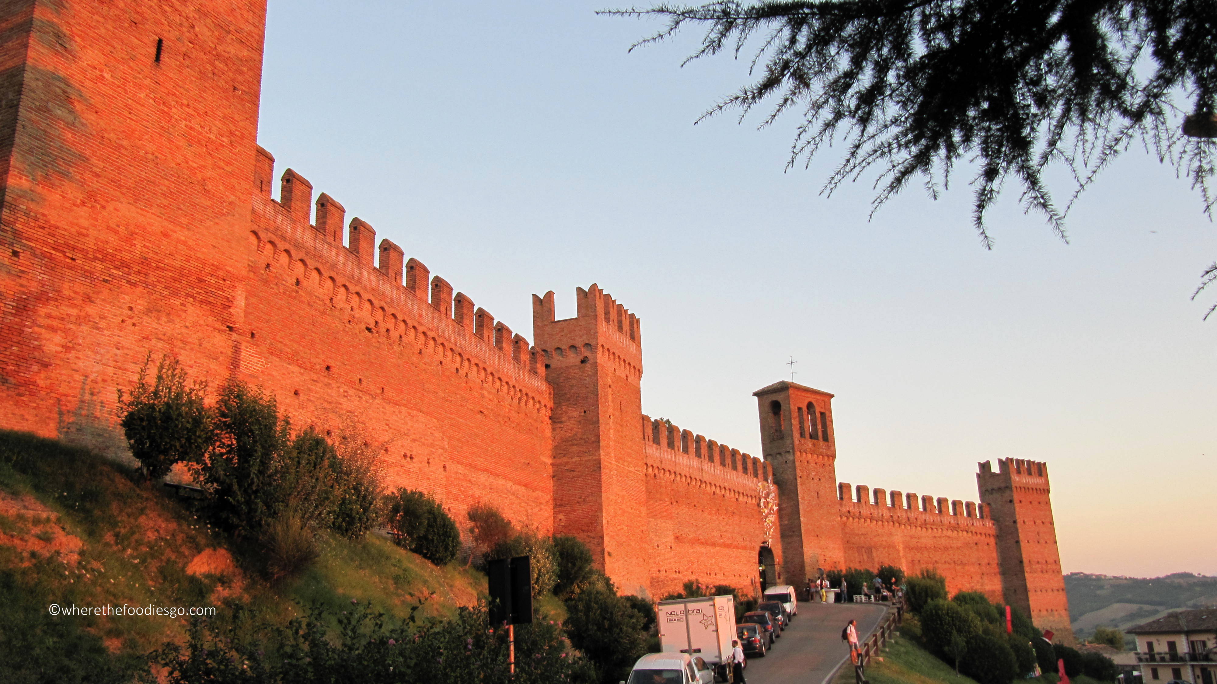 Gradara: a romantic escape for foodie couples! – Where The Foodies Go